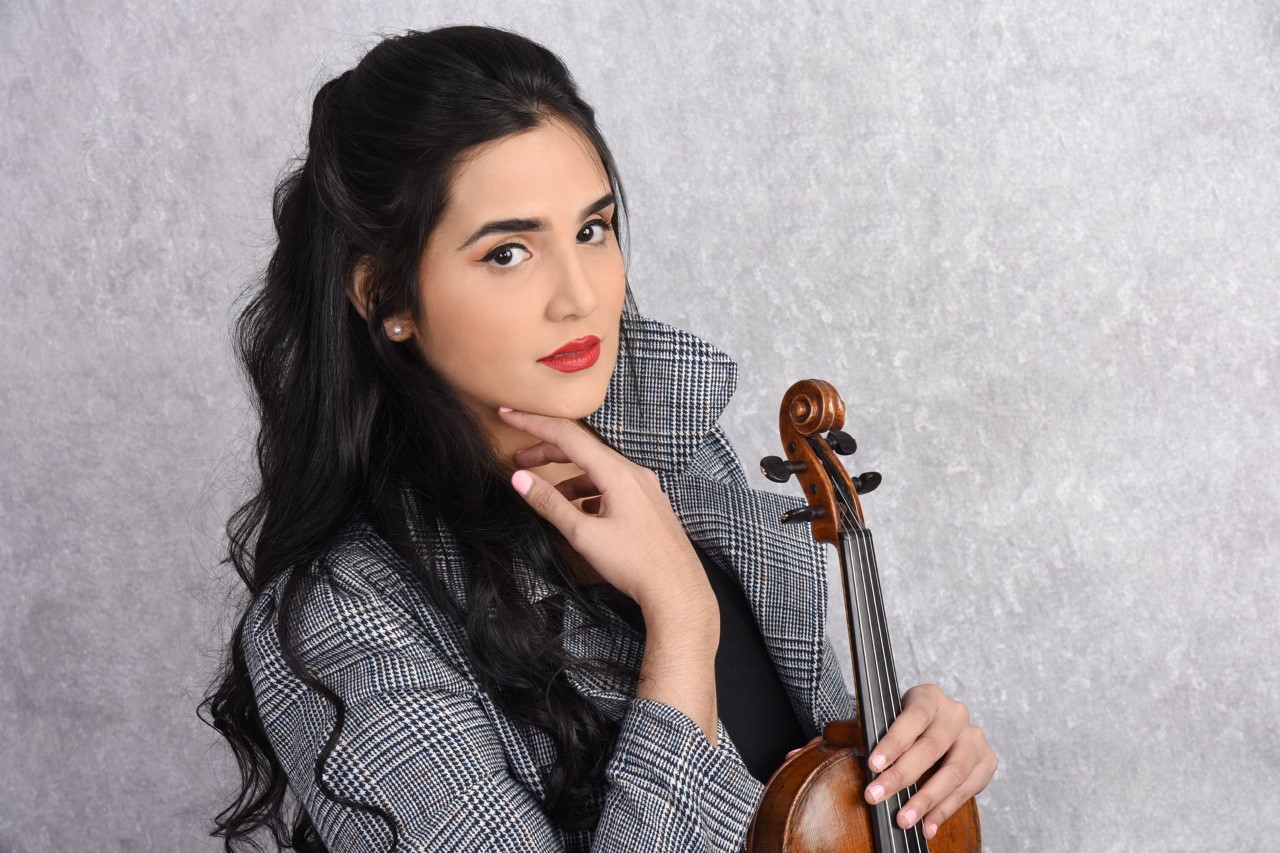 Violinista Aisha Syed engalana portada de revista City Pages Magazine ...