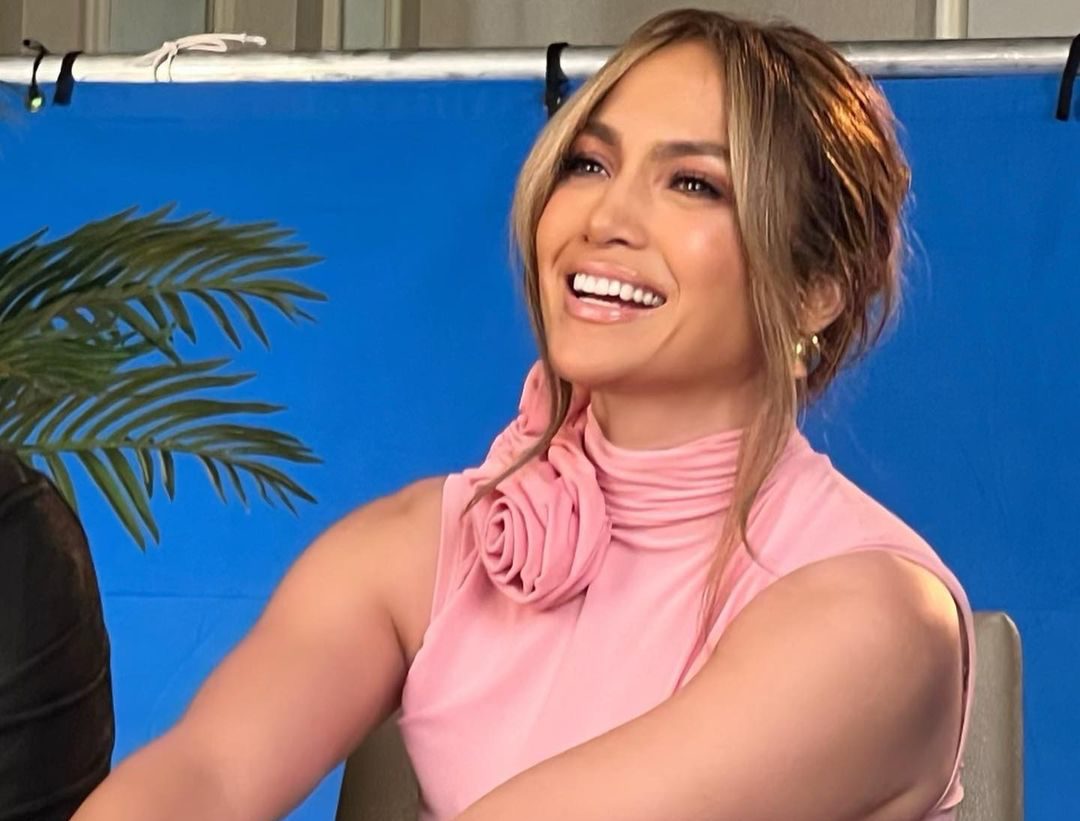 Jennifer López deslumbra con un ajustado vestido rosa | RC Noticias