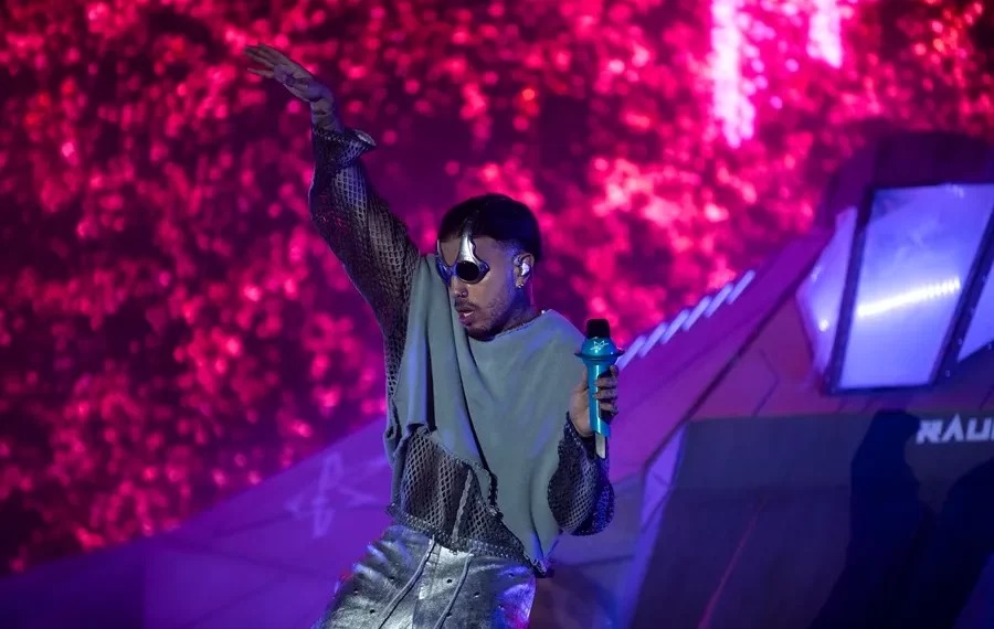 Rauw Alejandro en un escenario "de otro planeta" inicia Saturno World ...