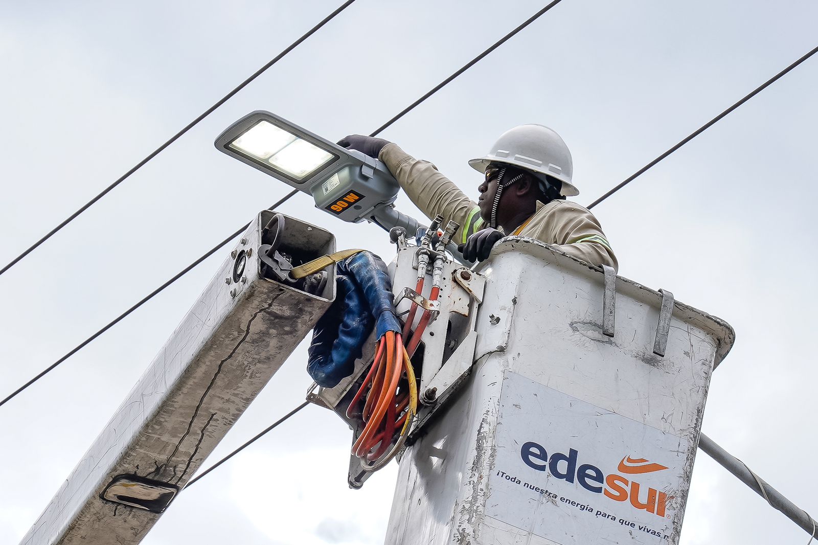 Edesur coloca 400 luminarias en distintas avenidas del Distrito ...
