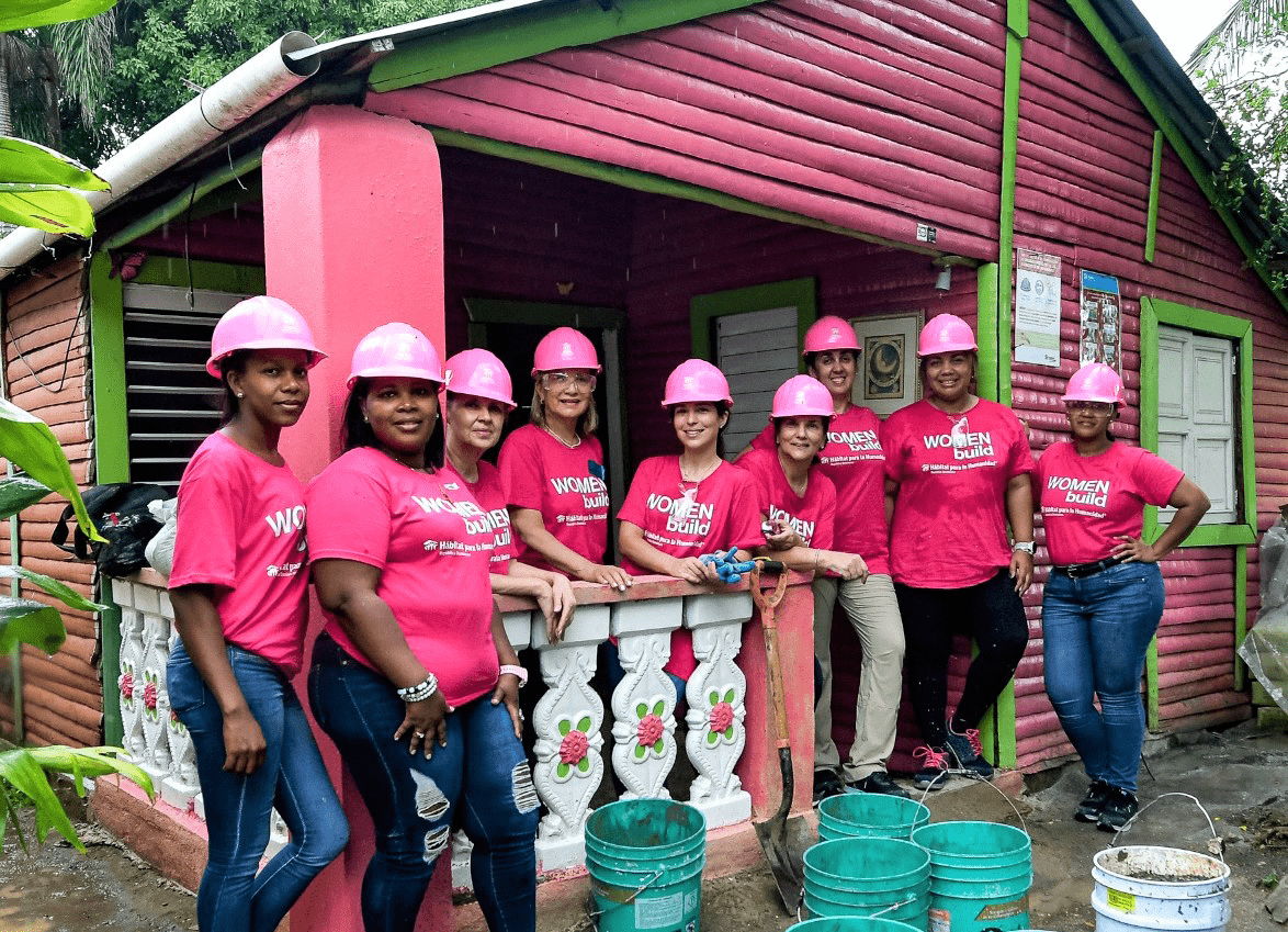 Voluntarias construyen pisos para jugar en 2da edición de Women Build ...