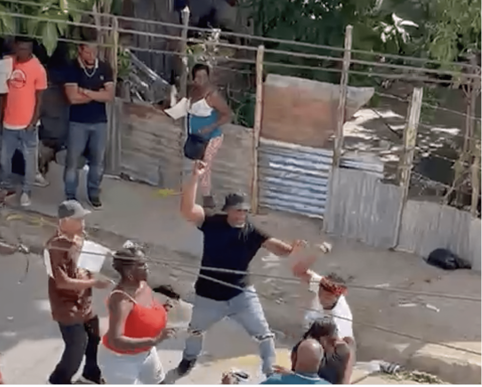 Enfrentamiento con machetes interrumpe votaciones en Barahona | RC Noticias