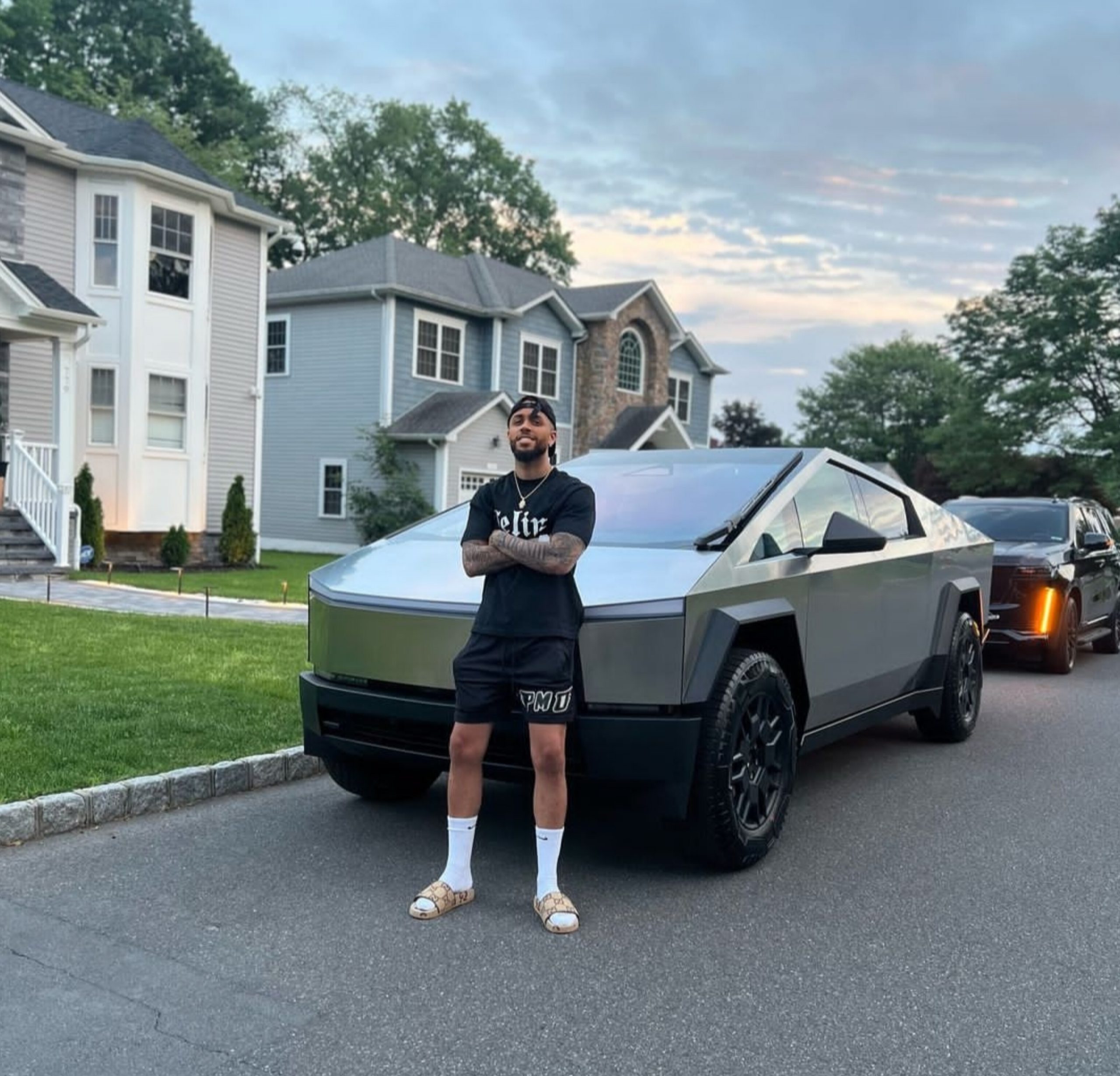 DJ Adoni presume su nuevo vehículo: "Esta guagua va para RD" | RC Noticias