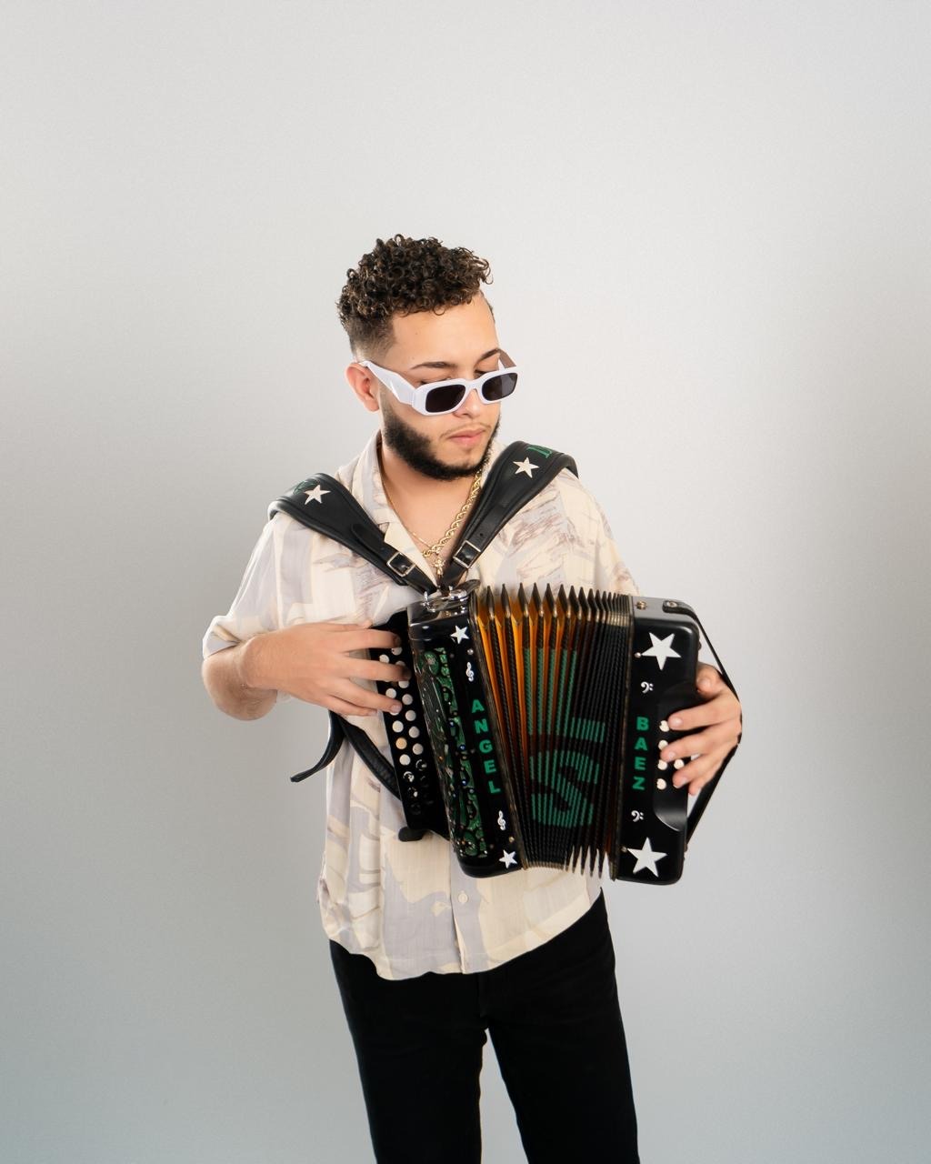 Enyer Acordeón anuncia gira de medios y presentaciones en USA | RC Noticias