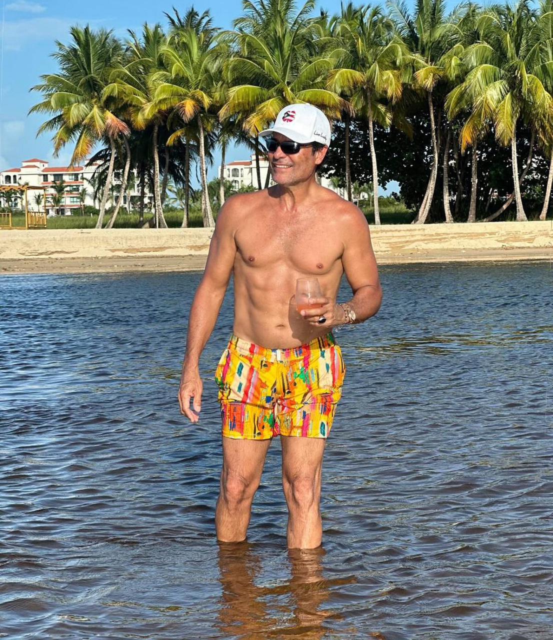 Chayanne comparte deslumbrante foto en la playa | RC Noticias