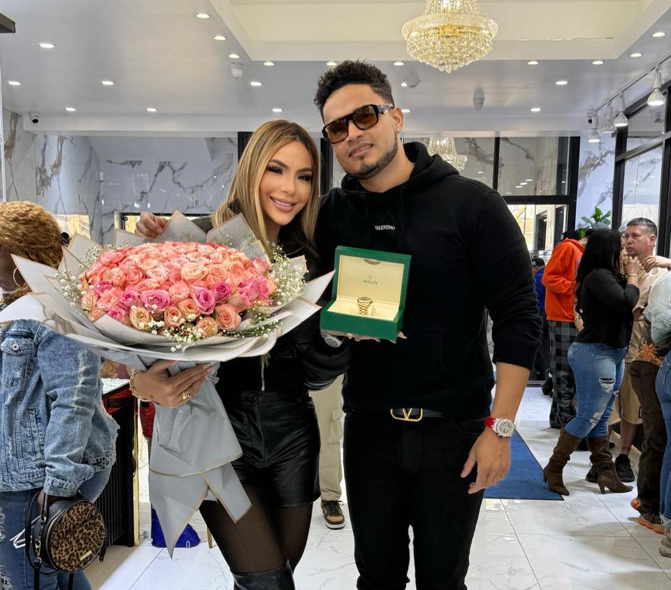Alex Diamond le regala a Sandra Berrocal un exclusivo Rolex Presidente