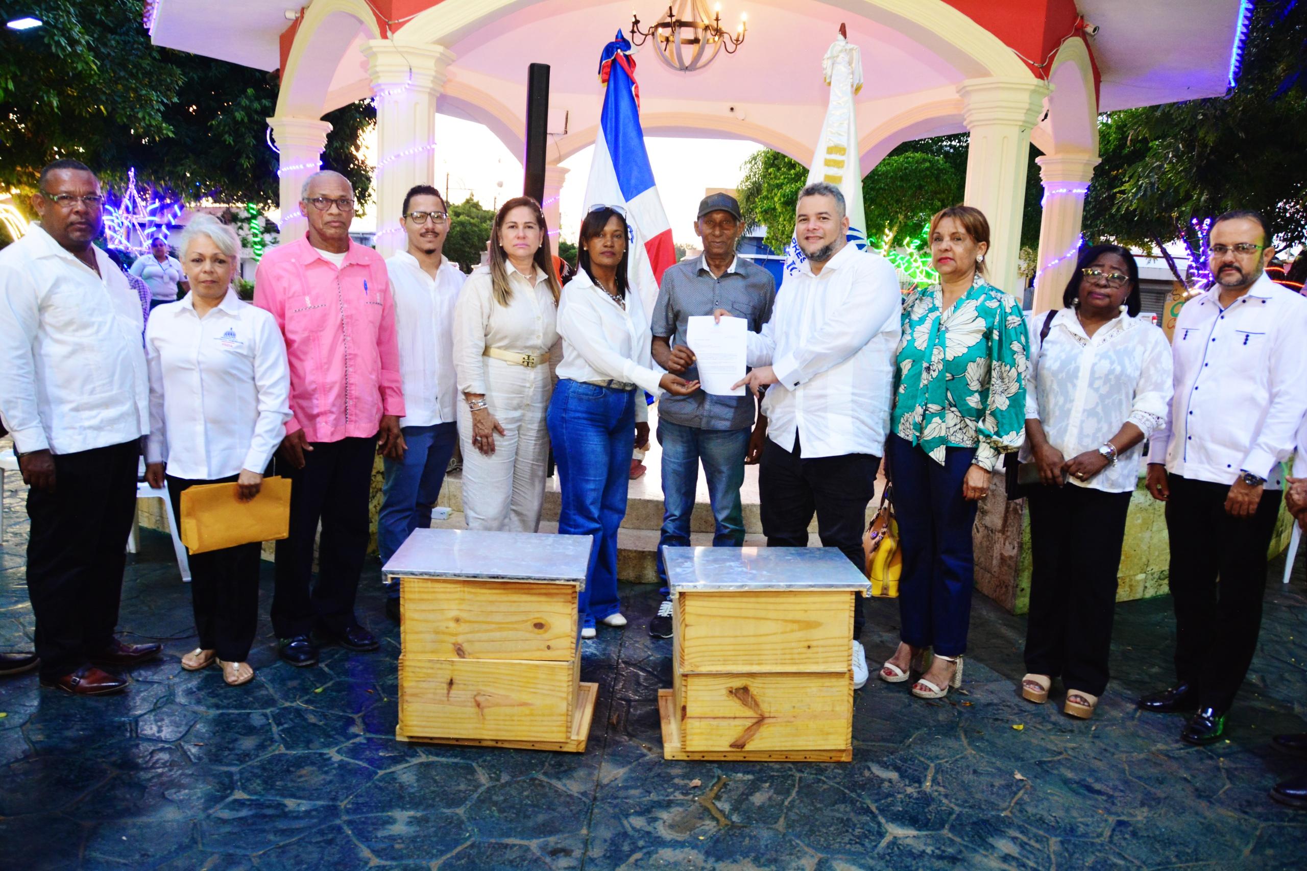 FEDA impulsa la producción de miel, dona cajas de abejas a productores de Yuma | RC Noticias