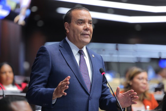 Diputado Alcibíades Tavárez denuncia abandono de hospitales en San ...