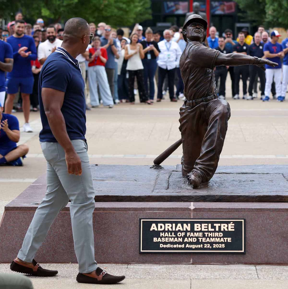 Video | Adrián Beltré inmortalizado con una estatua en el Globe Life ...