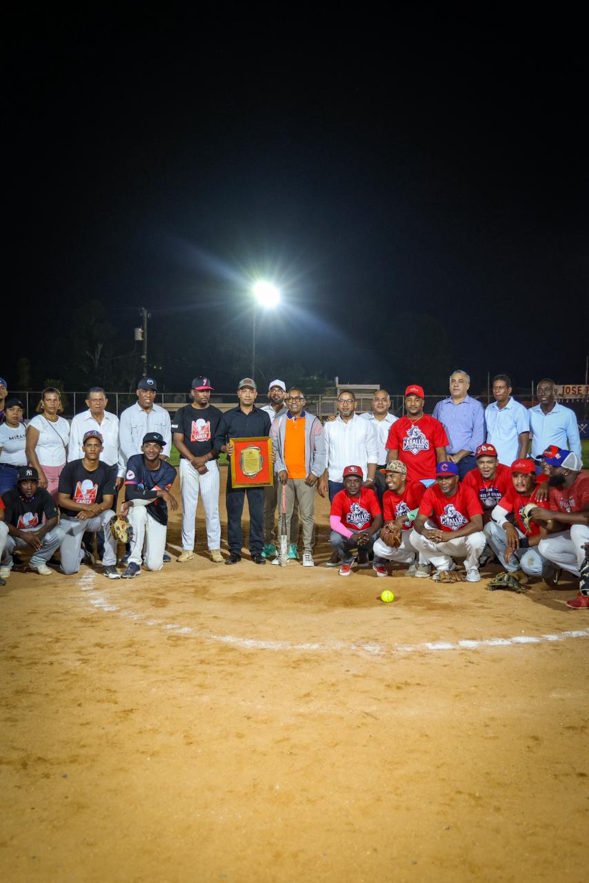 Reconocen a Víctor Pichardo por su apoyo al deporte en Monte Plata | RC ...