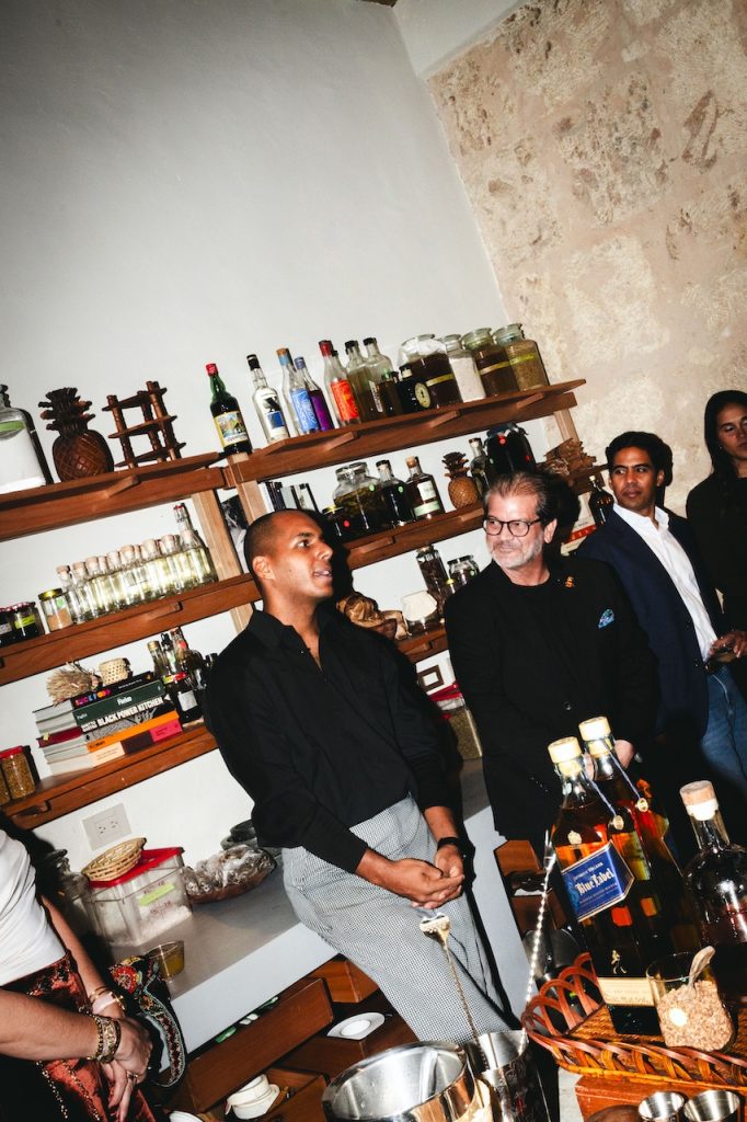 Johnnie Walker Blue Label rinde homenaje al camino de lo auténtico con ...