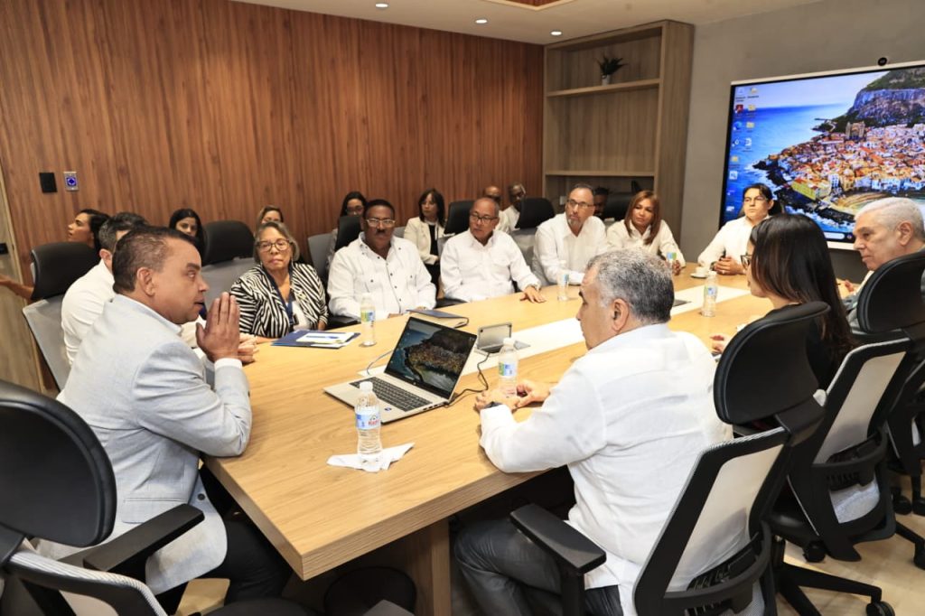 Titular del Servicio Nacional de Salud se reúne con directores de la ...